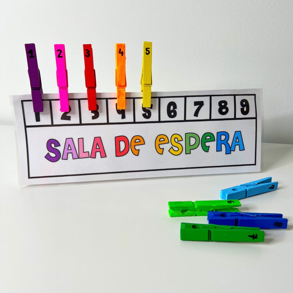 Sala de espera | Maestra con clase