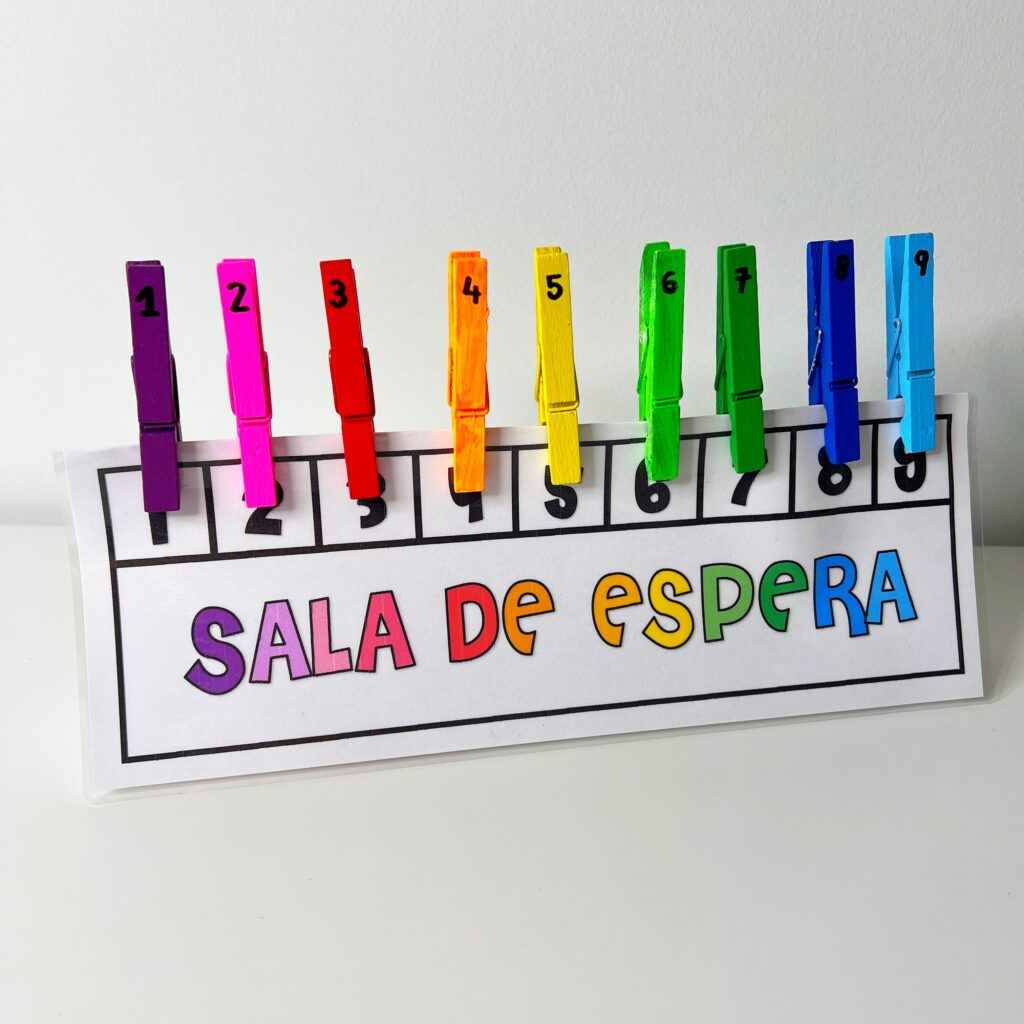 Sala de espera | Maestra con clase
